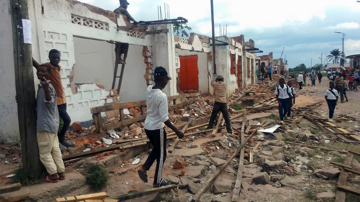 Muene-Ditu : la population détruit les constructions anarchiques pour ...