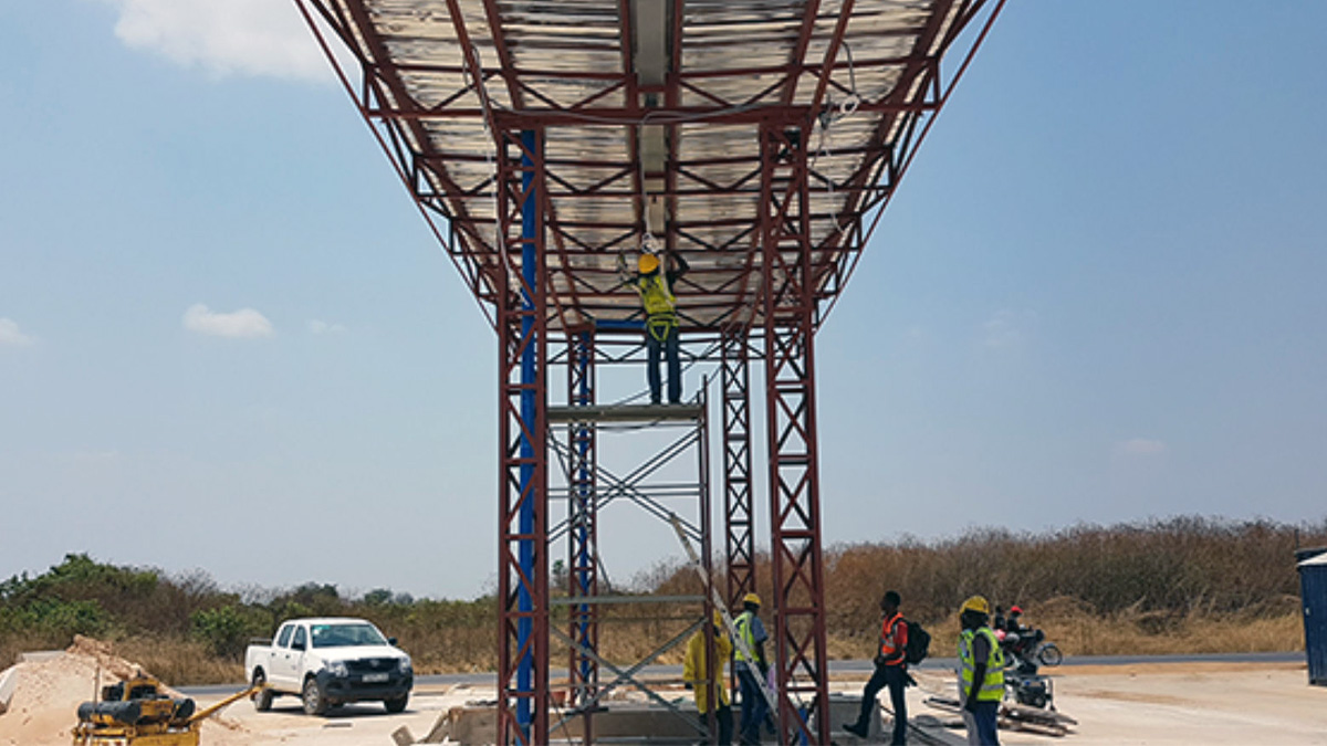Tanganyika : construction de la première station-service à Kongolo en ...
