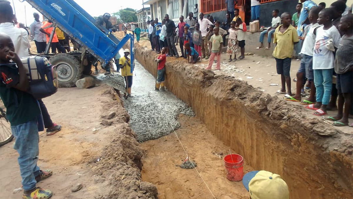 Muene-Ditu : la population détruit les constructions anarchiques pour ...