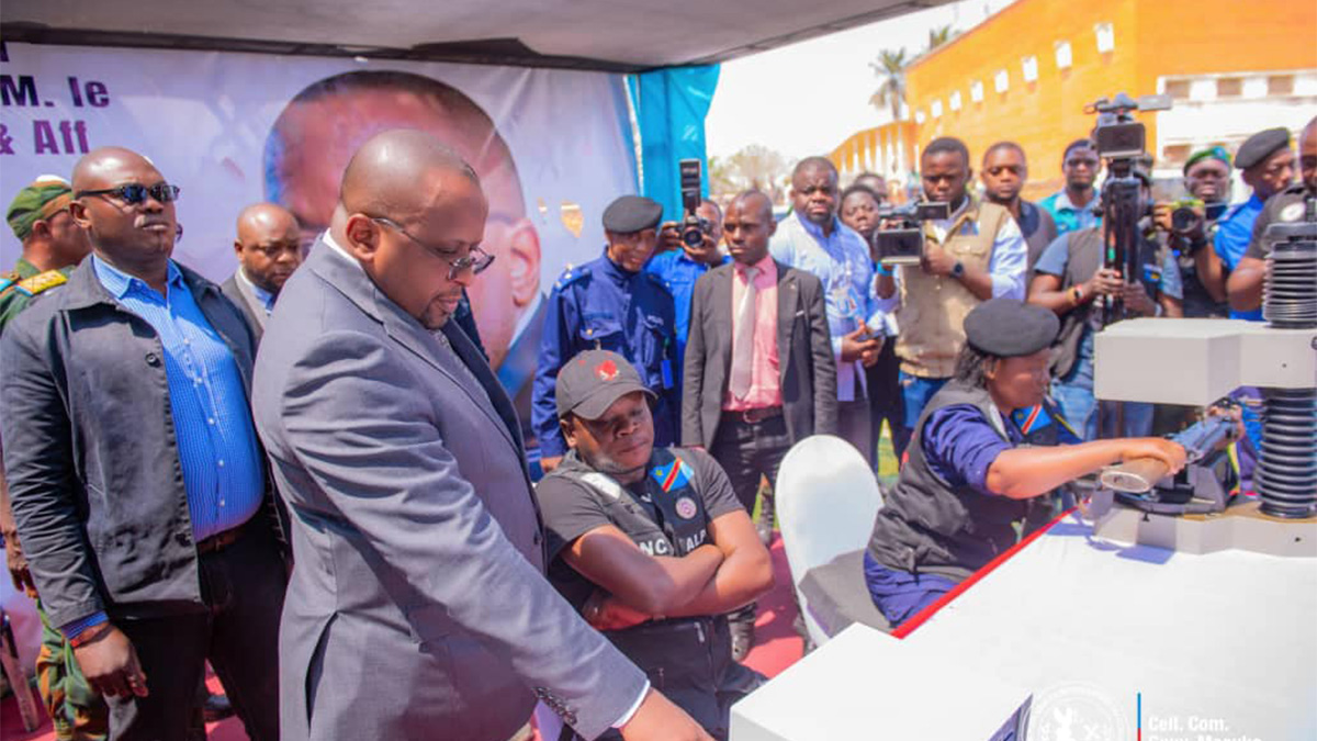 RDC : Le Gouvernement lance l’opération de marquage des armes sur le ...